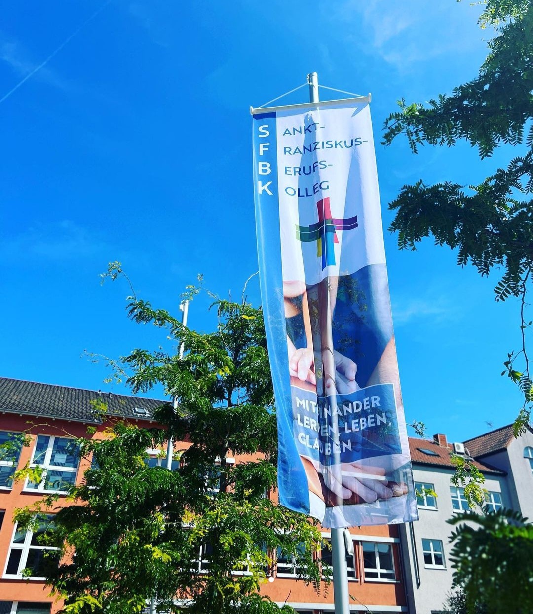 neue Flagge auf dem Schulhof - Franziskus Berufskolleg